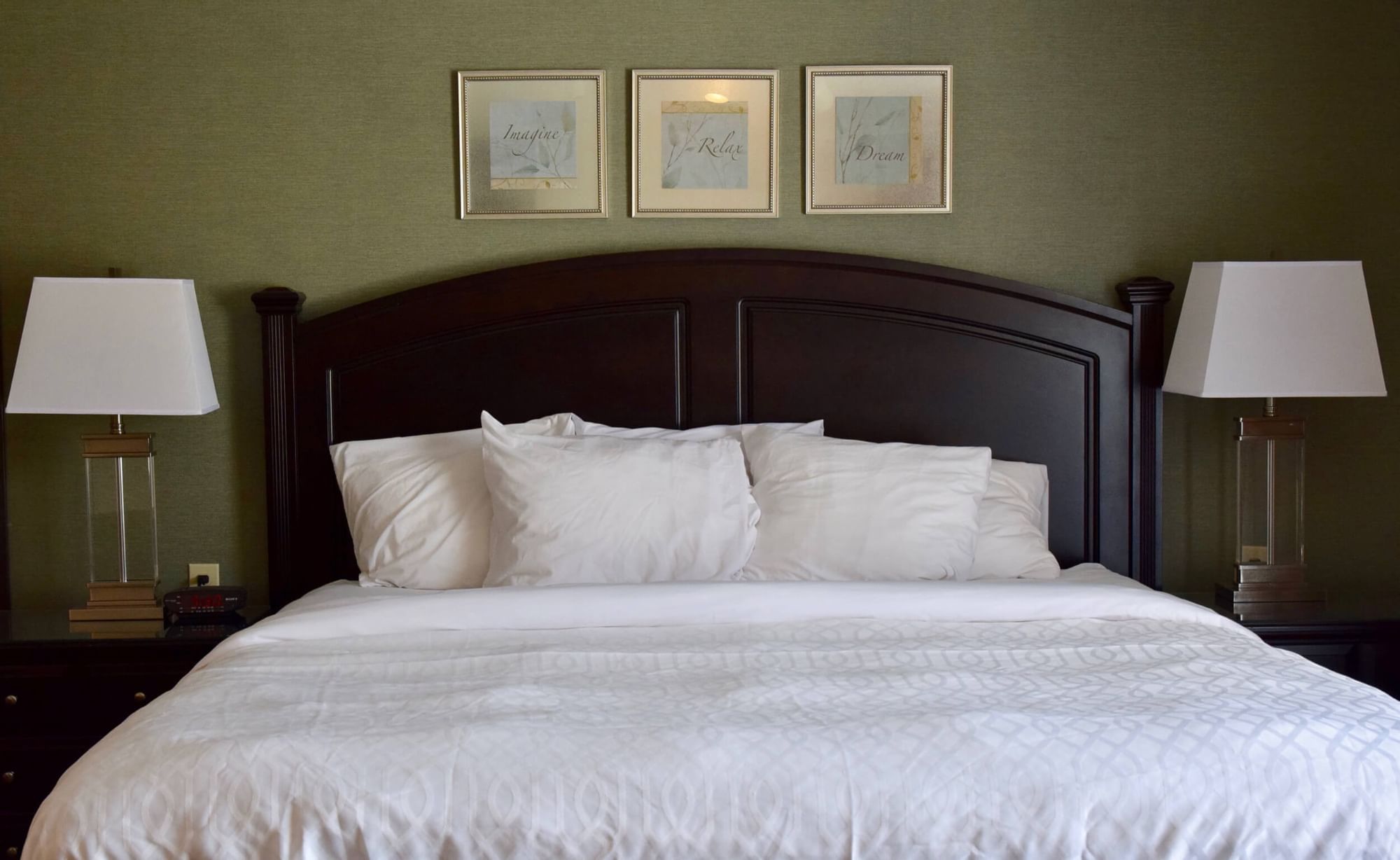 Hotel Rooms and Suites - Evergreen Resort