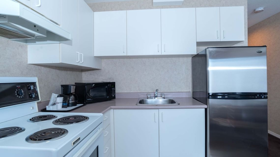 Studio Suite, 1 Queen Bed, Kitchen | Sandman Hotel Penticton