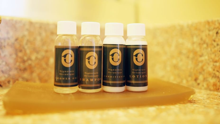 Deluxe Room | The Courtleigh Hotel and Suites