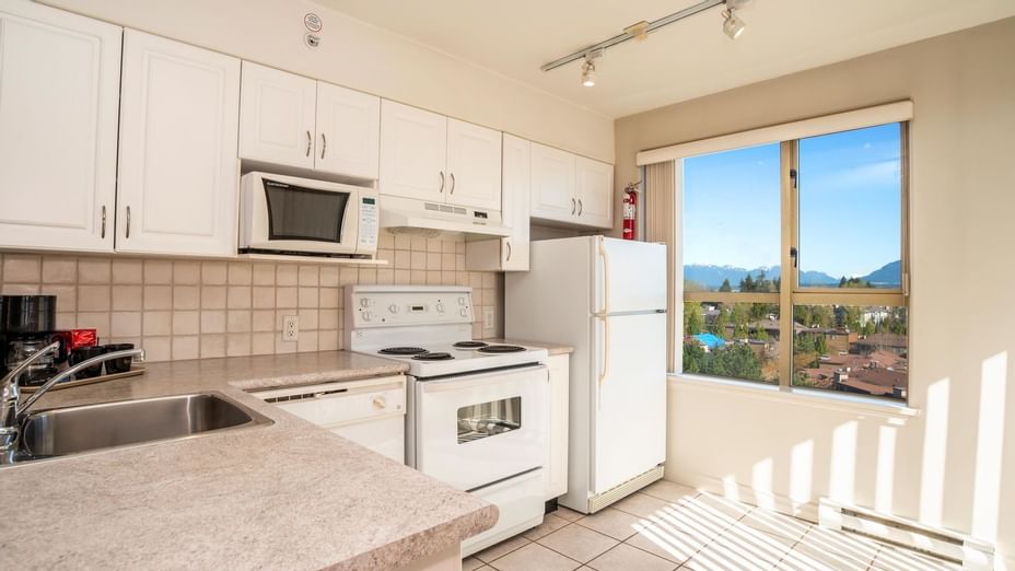 Standard Suite, 1 King Bed, Sofa Bed, Kitchen, View | Sandman Surrey ...