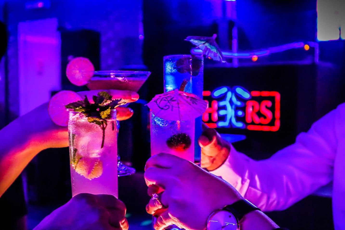 Cheers Bar Abu Dhabi Nightlife Awaits Full Band Dj And Delicious Food