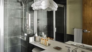 Queen Atrium View - Harborside Inn - Boston