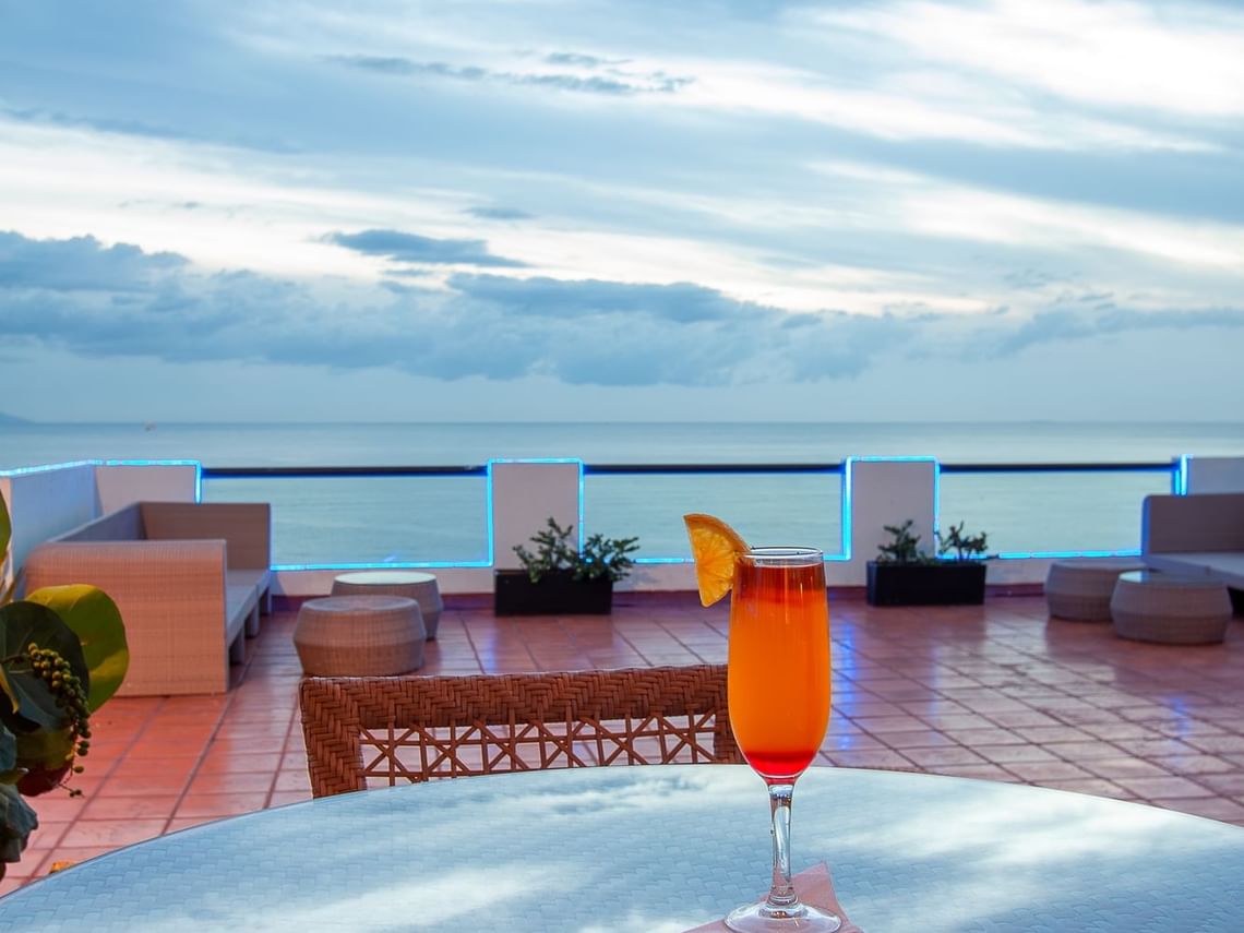 Sky Bar Lounge | Plaza Pelicanos Grand Beach Resort