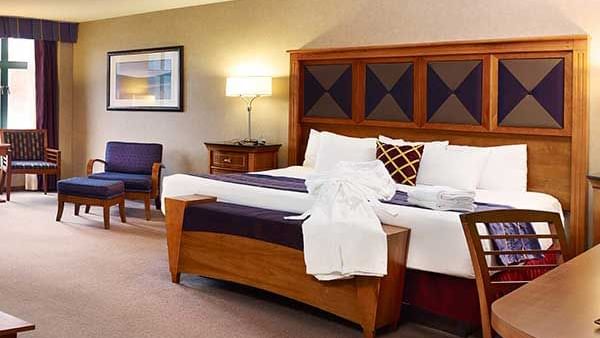 Deluxe Lake View King - Harrison Hot Springs Resort