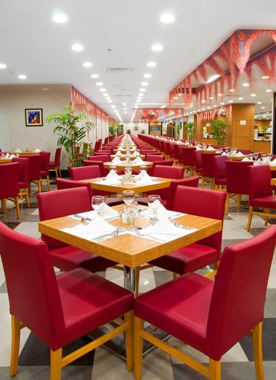 Dining tables in Al Safa Restaurant at Elaf Bakkah Hotel