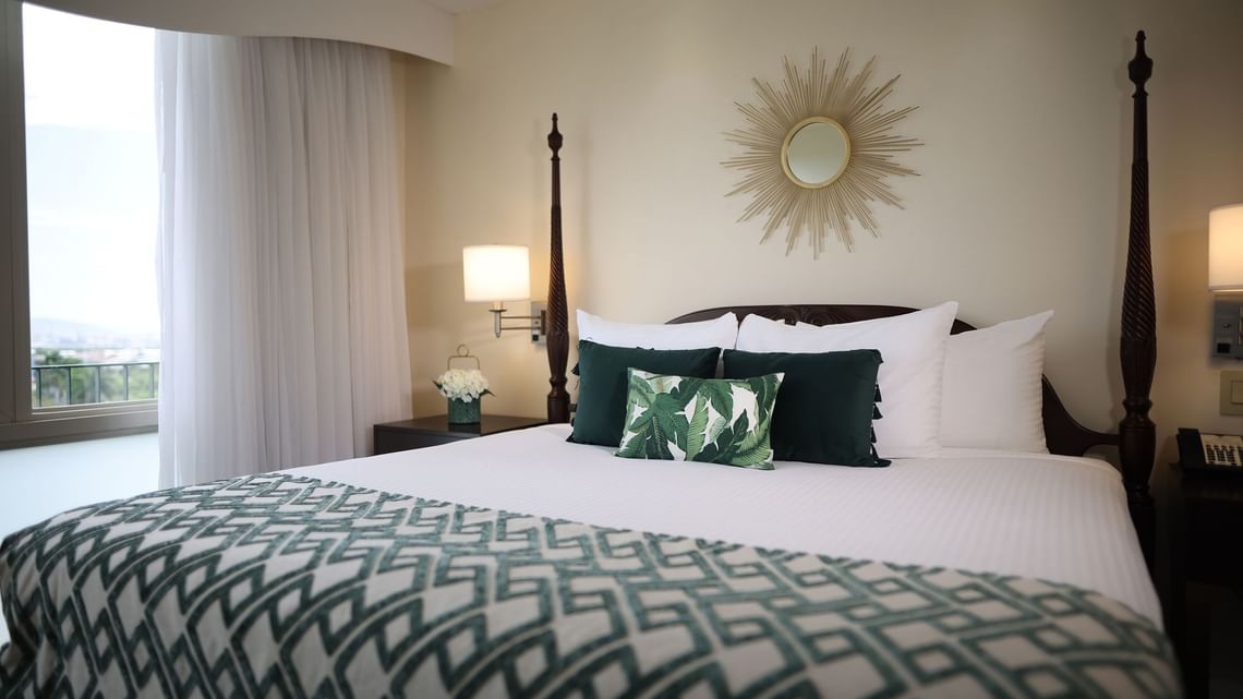 Deluxe Room | The Courtleigh Hotel and Suites