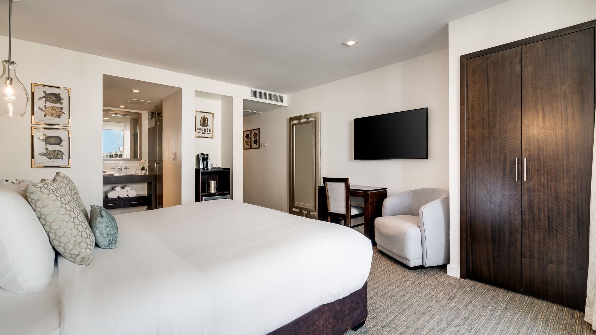 Premier Plus Partial Ocean View King With Balcony | Berkeley Shore ...