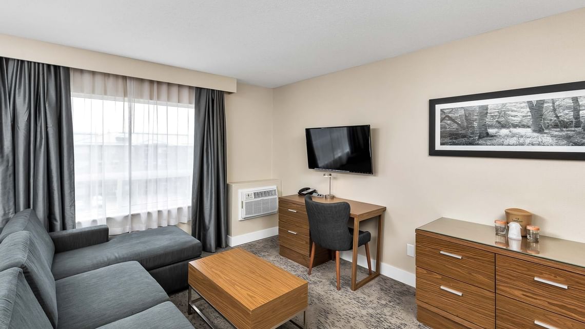 Jacuzzi Suite, 1 King Bed, Sofa Bed, Kitchenette | Sandman Grande ...