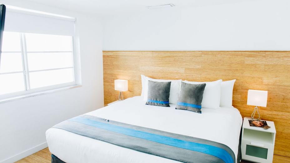 Standard King Room | Aqua Hotel and Suites Accommodation