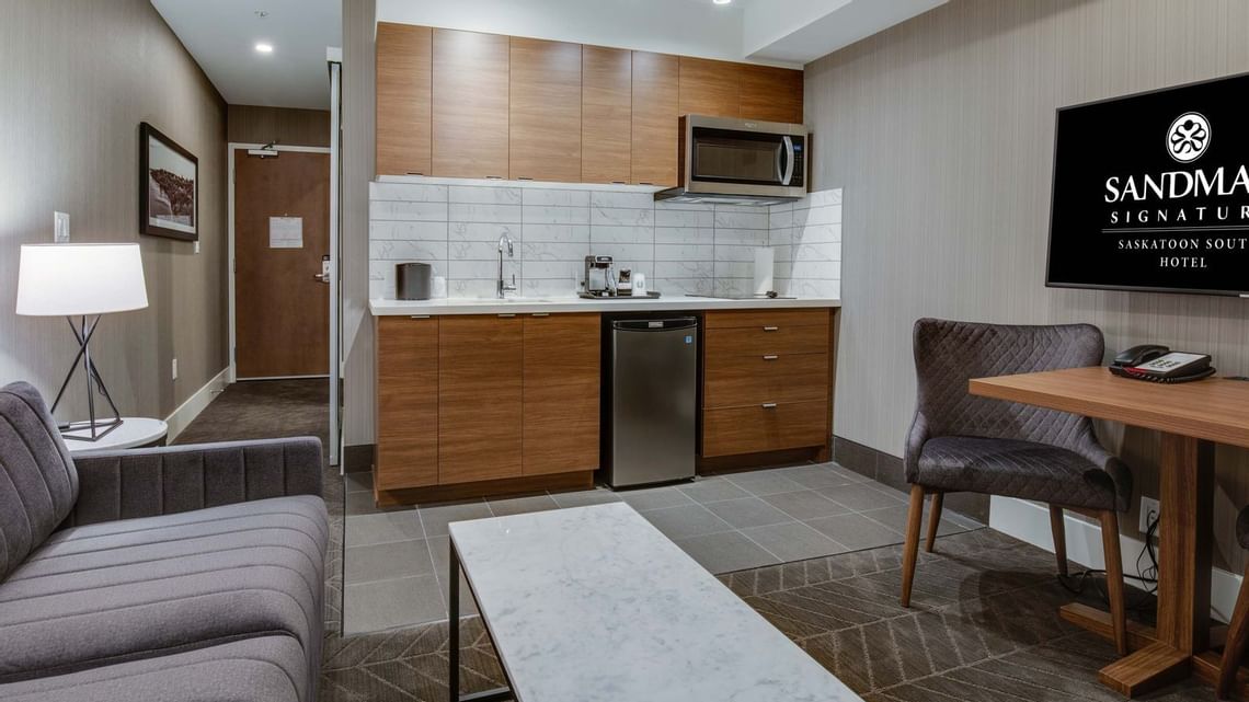Standard Suite, 1 King Bed, Sofa Bed, Kitchenette | Sandman Signature ...