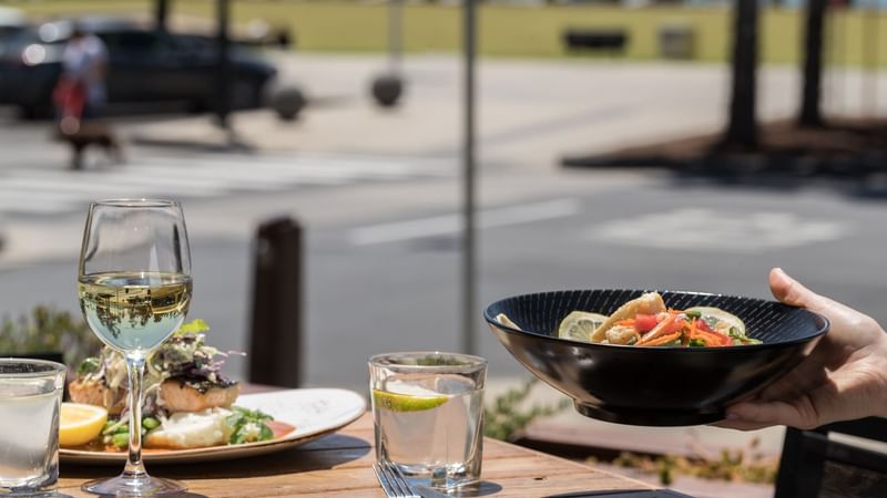 Waterfront Dining | Novotel Geelong Beach Restaurants