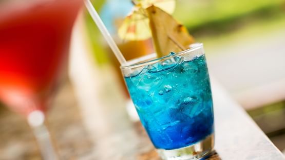 Maui Coast pool bar Kihei | Maui Coast Hotel Kihei