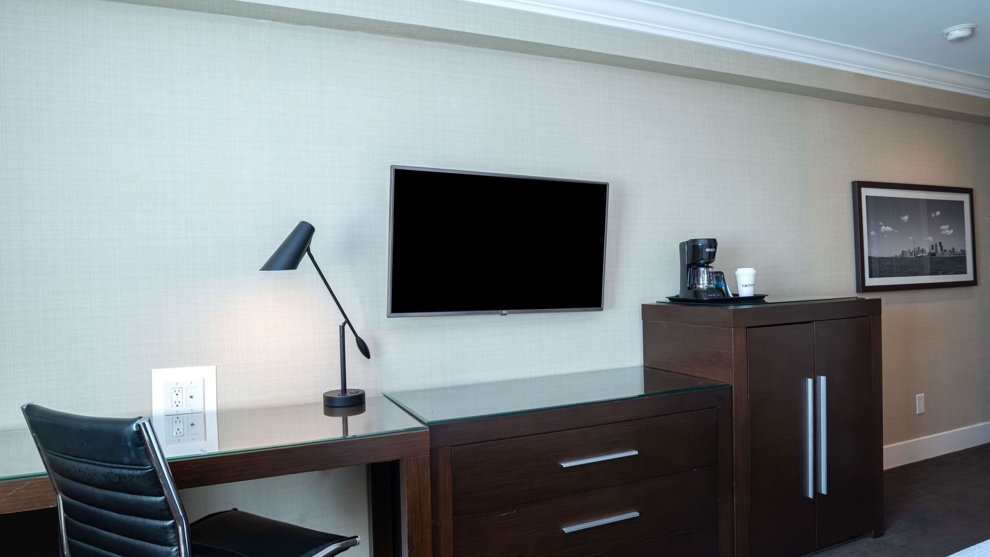 Standard Room, 1 King Bed | Accommodations at Sandman Hotel Oakville