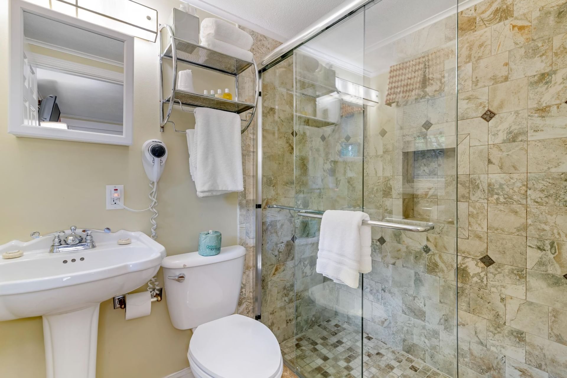 Hotel Rooms & Suites near Marginal Way | The Meadowmere Resort