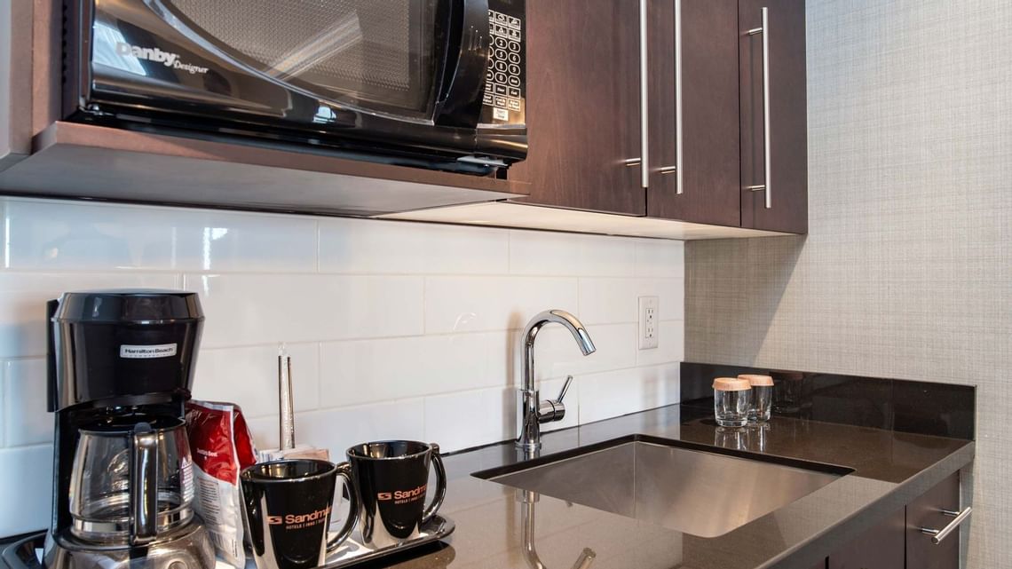 Studio Suite, 1 King Bed, Kitchenette | Sandman Hotel Vancouver Airport