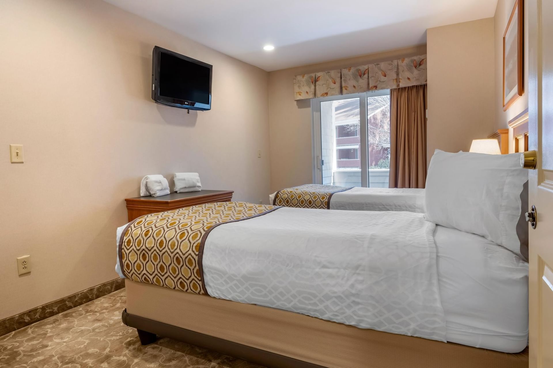 Hotel Rooms & Suites near Marginal Way | The Meadowmere Resort