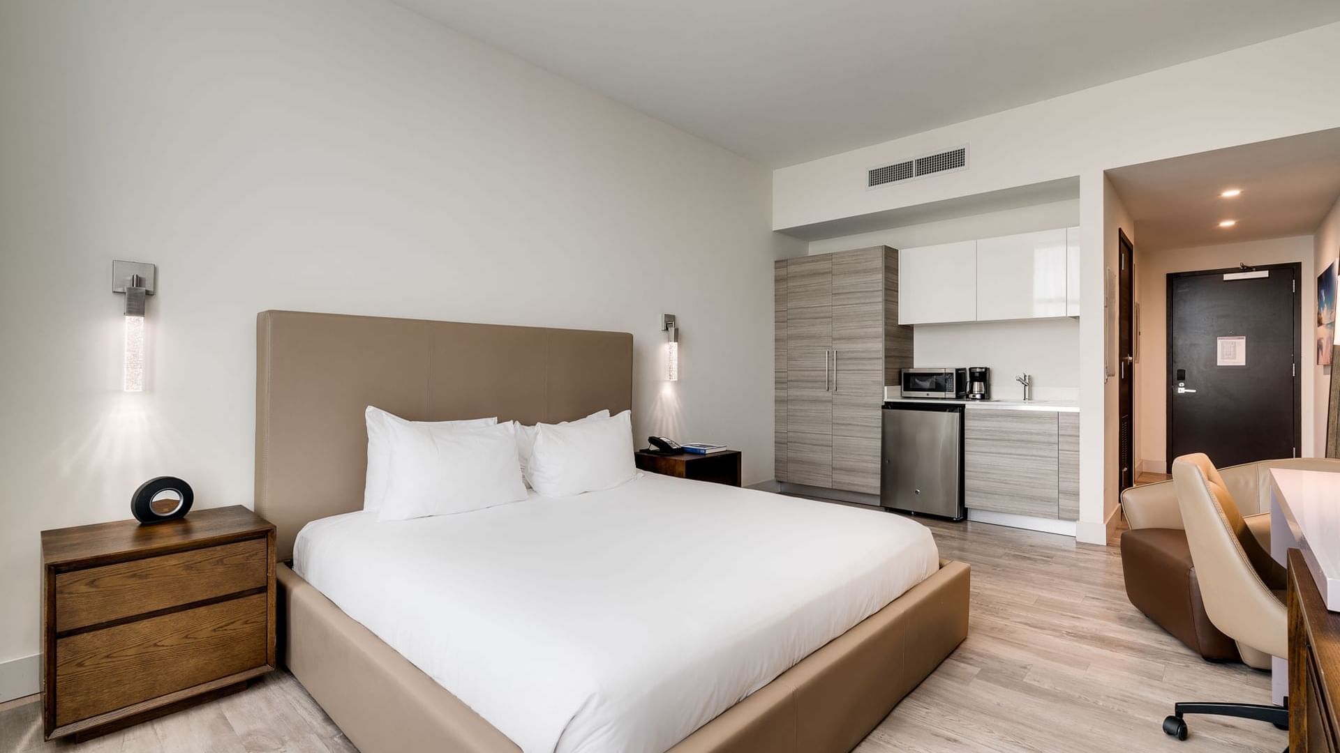 Deluxe Studio Suite King | Costa Hollywood Beach Resort