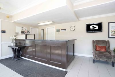 Gallery | Sandman Inn Blue River | Blue River Hotel