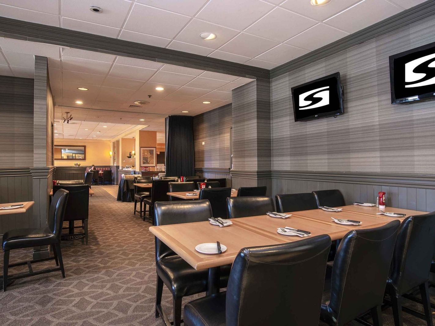 Joseph Bar & Brasserie | Sandman Hotel Montreal-Longueuil