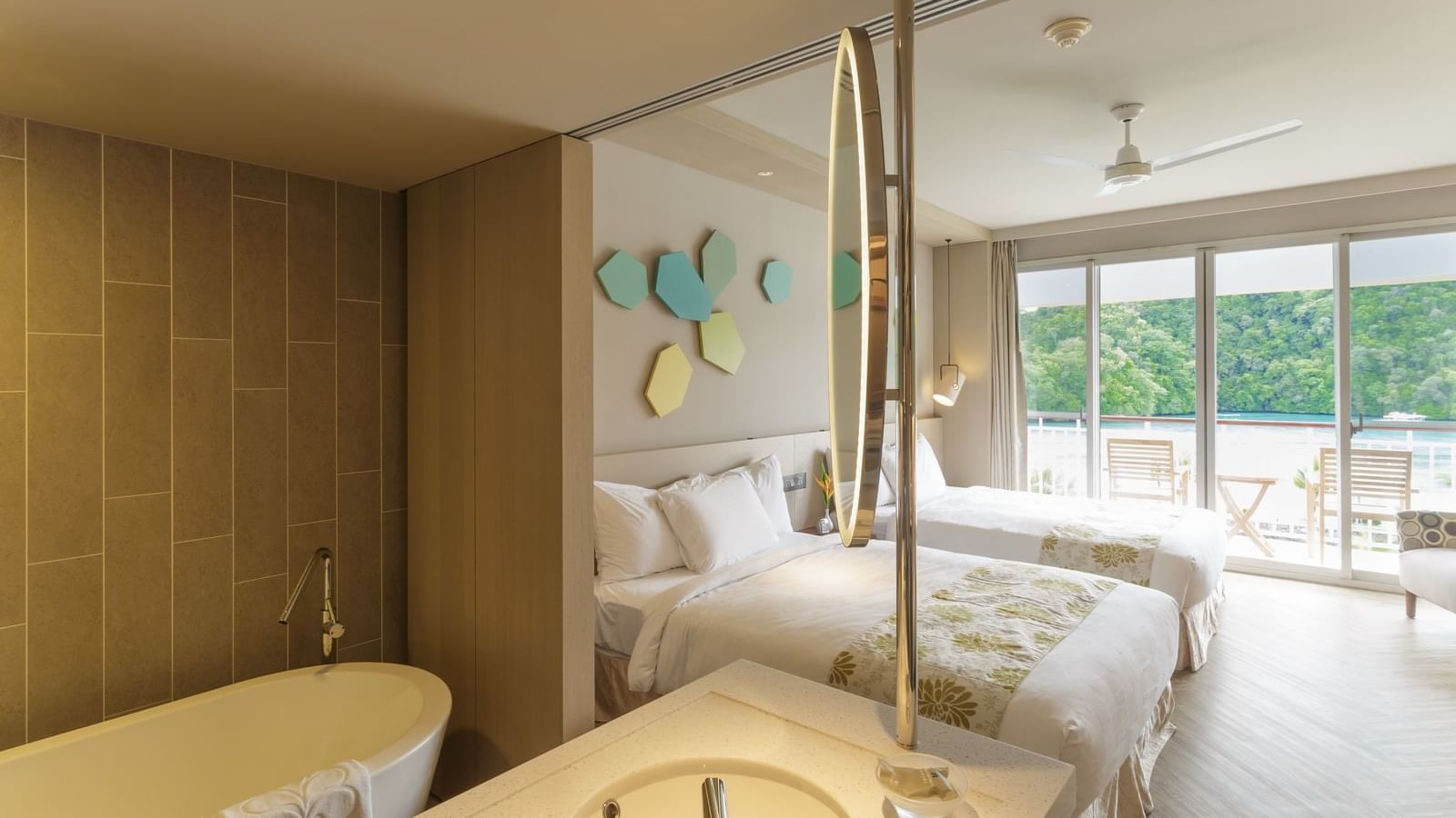 Deluxe Ocean View Room | Palau Royal Resort Accommodation