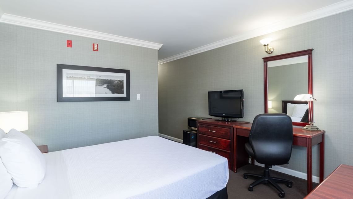 Standard Room, 1 Queen Bed | Sandman Hotel Red Deer
