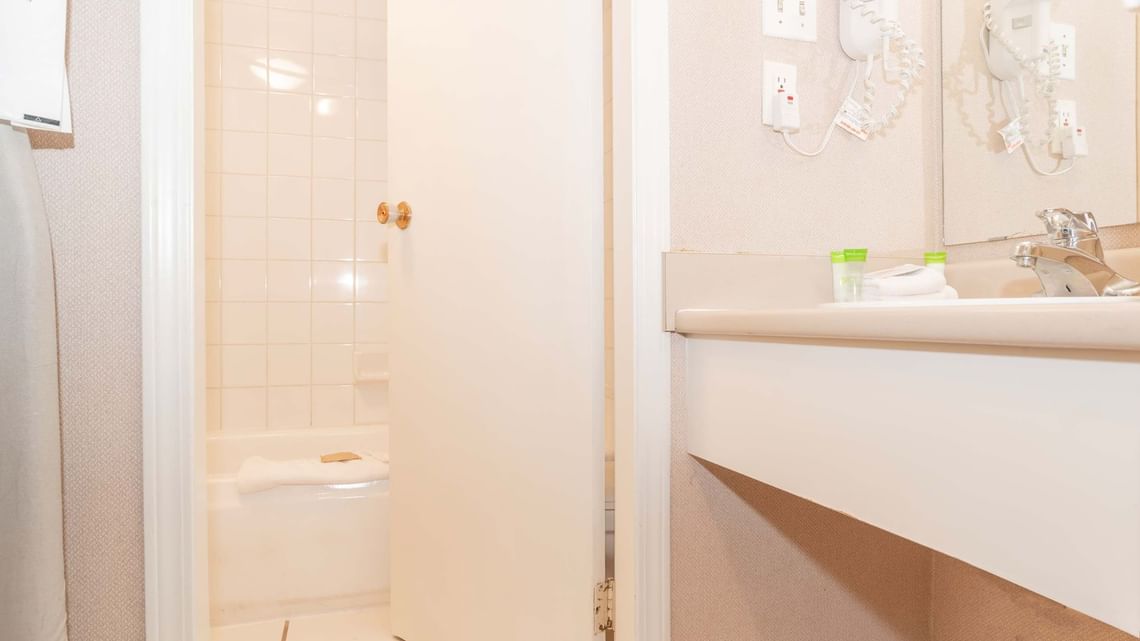 Standard Room, 1 Queen Bed | Sandman Inn Terrace Accommodation