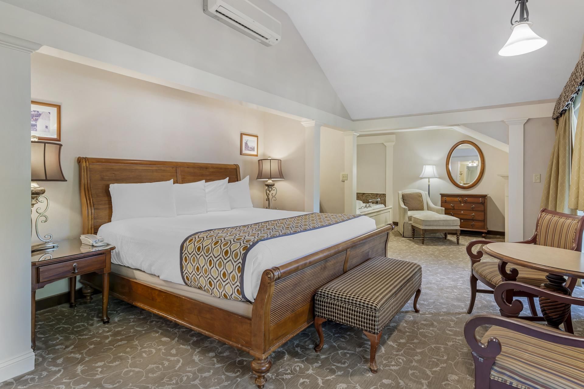 Hotel Rooms & Suites near Marginal Way | The Meadowmere Resort