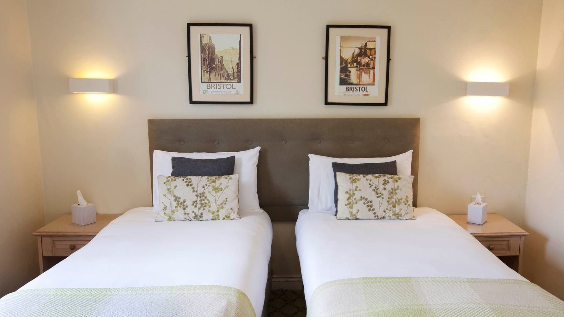 Large Double and Twin Rooms | Victoria Square Hotel