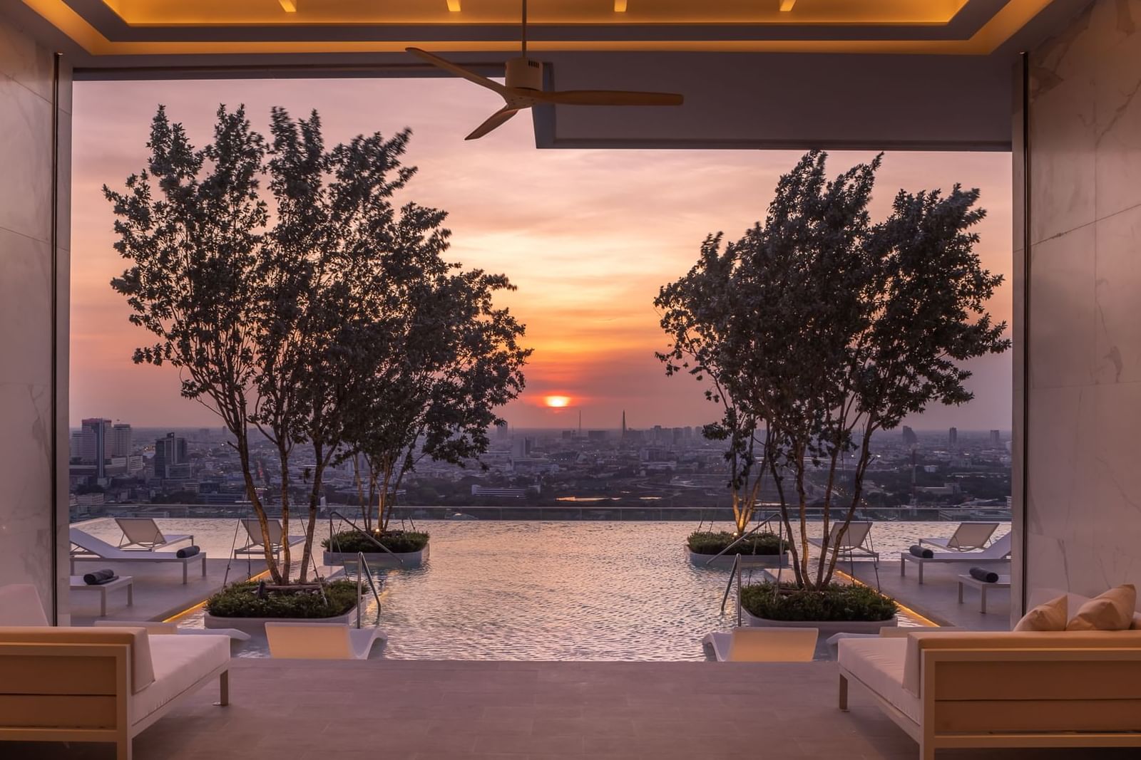 BKK Hotel with Pool & Luxury Facilities | Eastin Phayathai