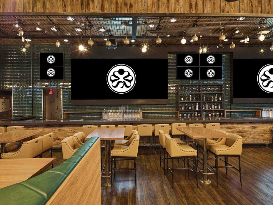 Shark Club Sports Bar & Grill | Plano Restaurants | Sandman Signature Hotel