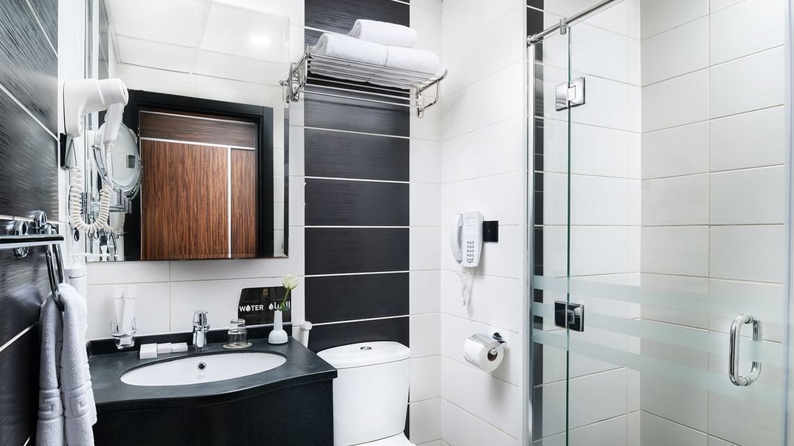 Elaf Bakkah offers twin rooms featuring two beds and a sitting area ...
