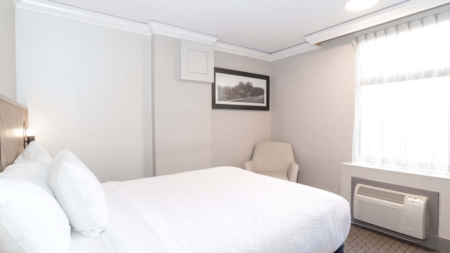 Standard Room, 1 Queen Bed, South Tower | Sandman Signature Vancouver ...