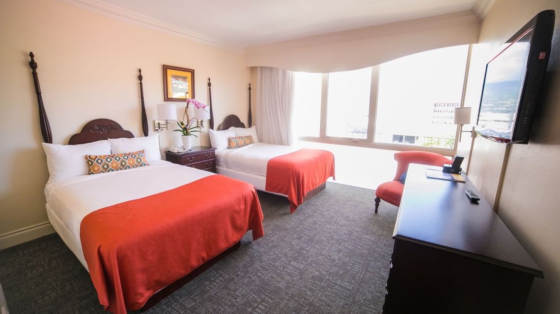 Deluxe Room | The Courtleigh Hotel and Suites