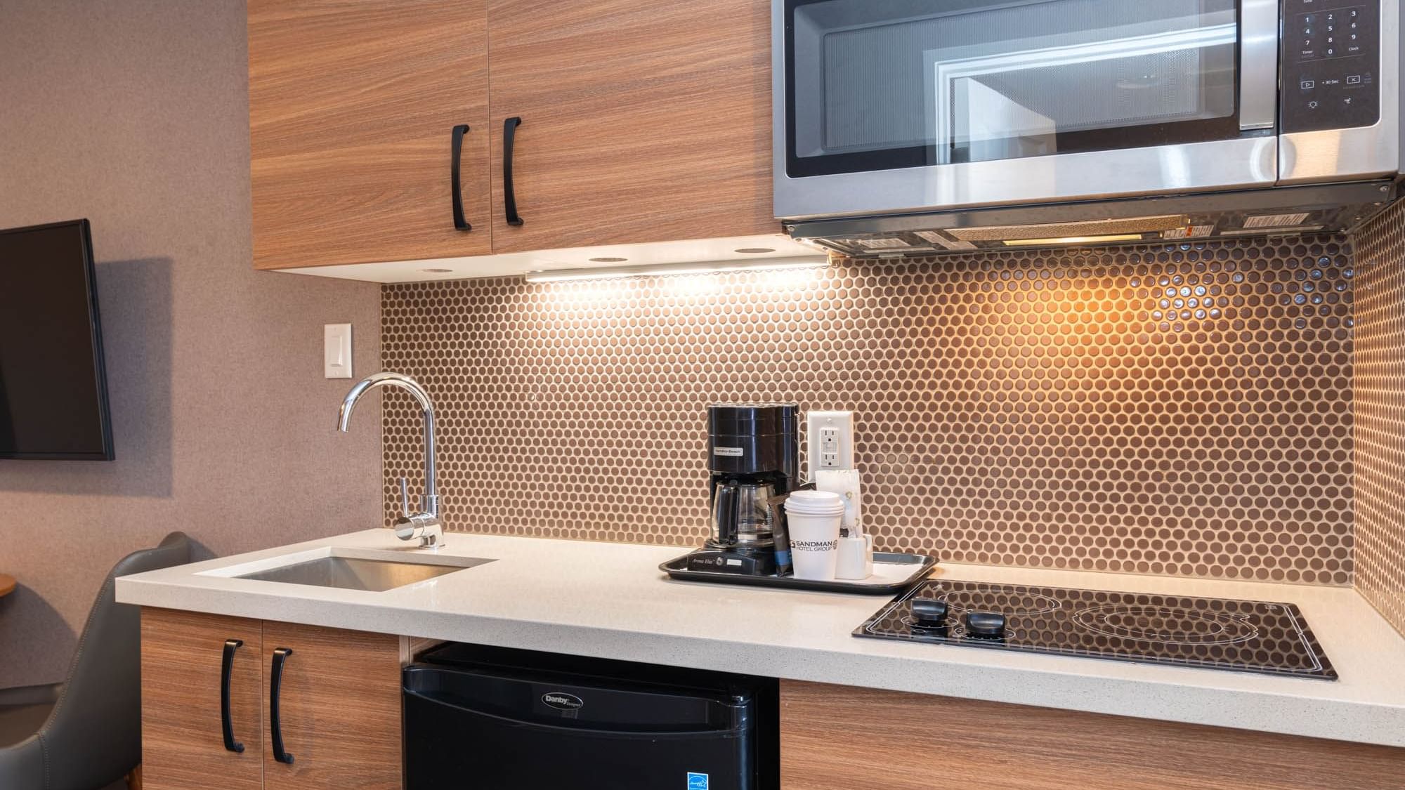 Standard Suite, 1 Queen Bed, Sofa Bed, Kitchenette | Sandman Victoria ...