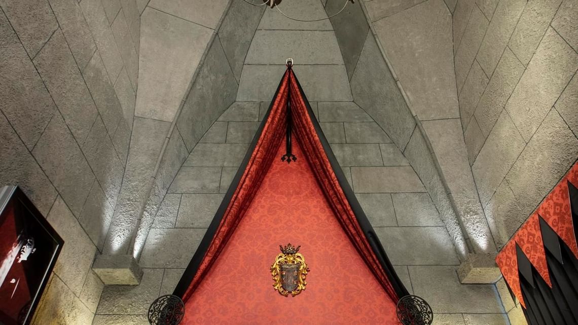 Dracula's Fangs | Themed Room | The Roxbury