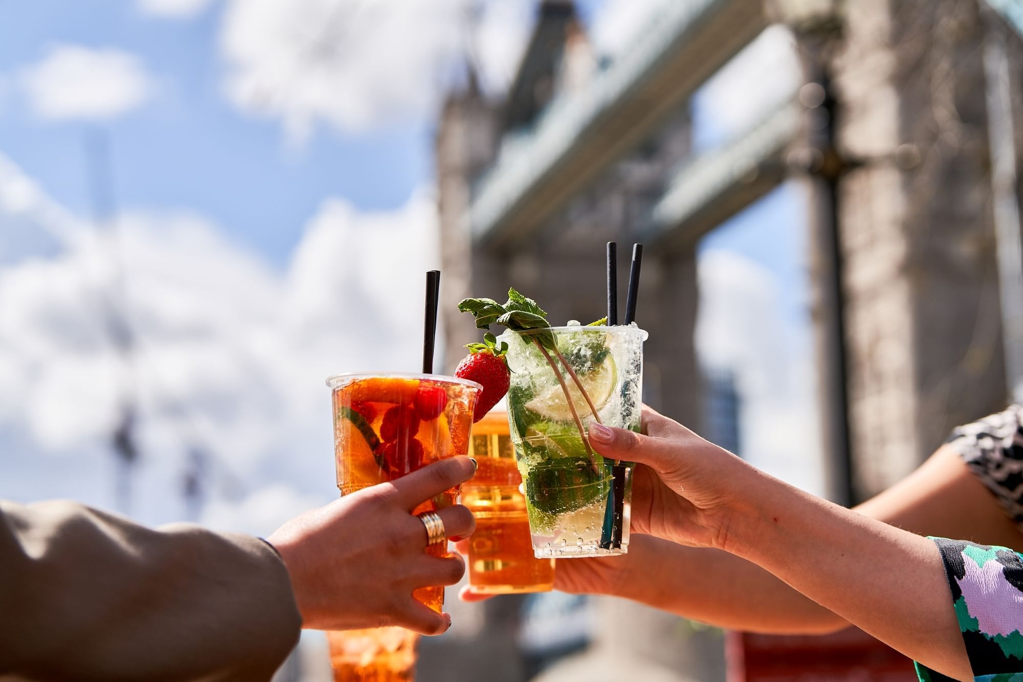 The Lawn Restaurant Bar Near Tower Bridge Thistle The Tower Hotel