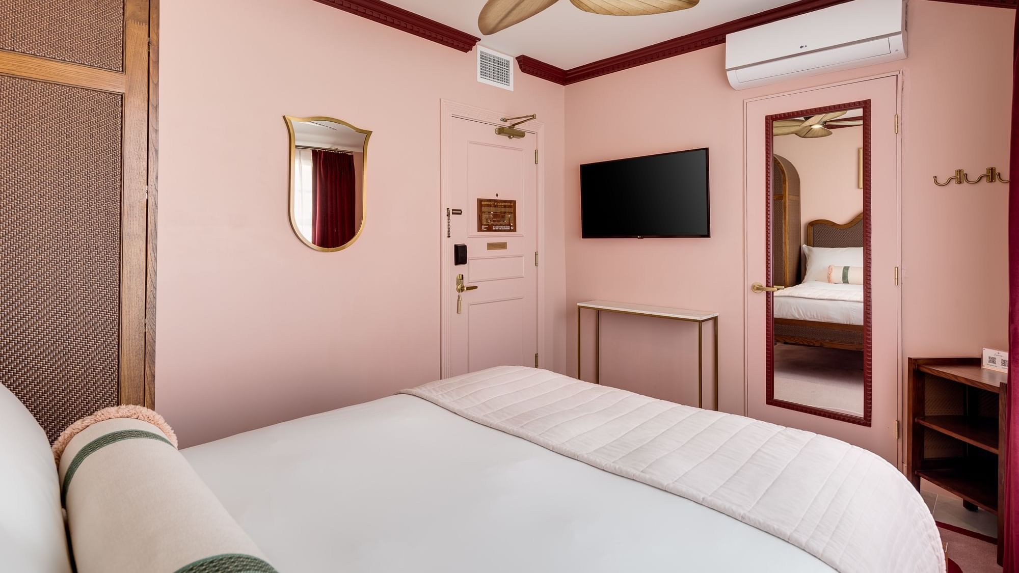 Superior Queen Room | South Beach Accommodation | Esmé