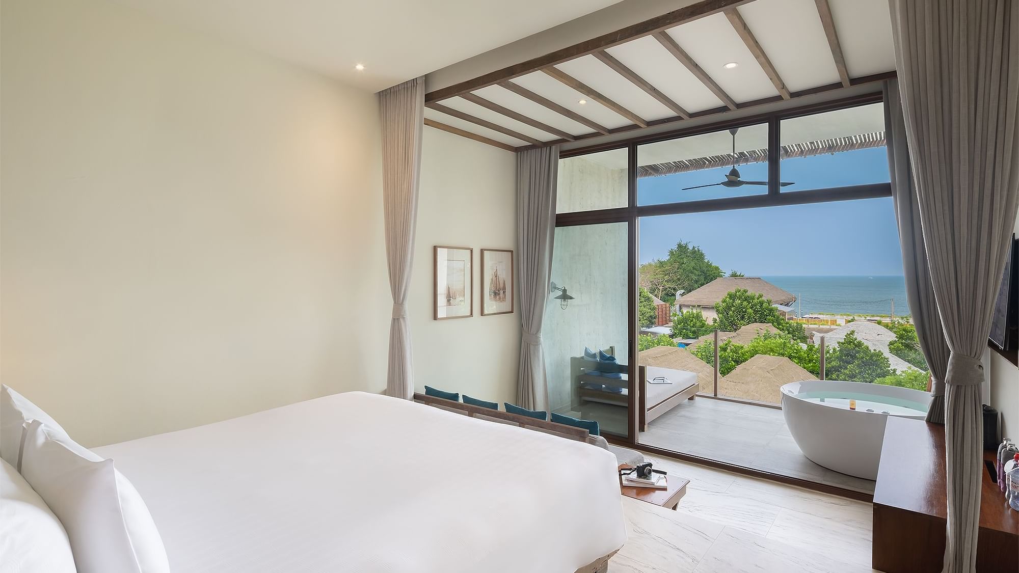 Deluxe Seaview Jacuzzi | U Pattaya | Luxury Beach Front Hotel Pattaya