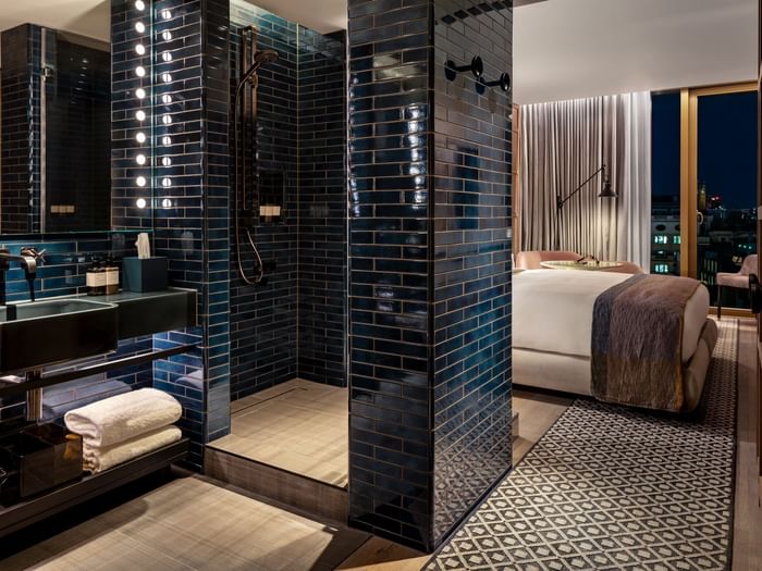 The Londoner | Rooms & Suites | Deluxe King City View Room