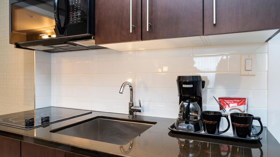 Studio Suite, 1 Queen Bed, Kitchenette | Sandman Hotel Vancouver Airport