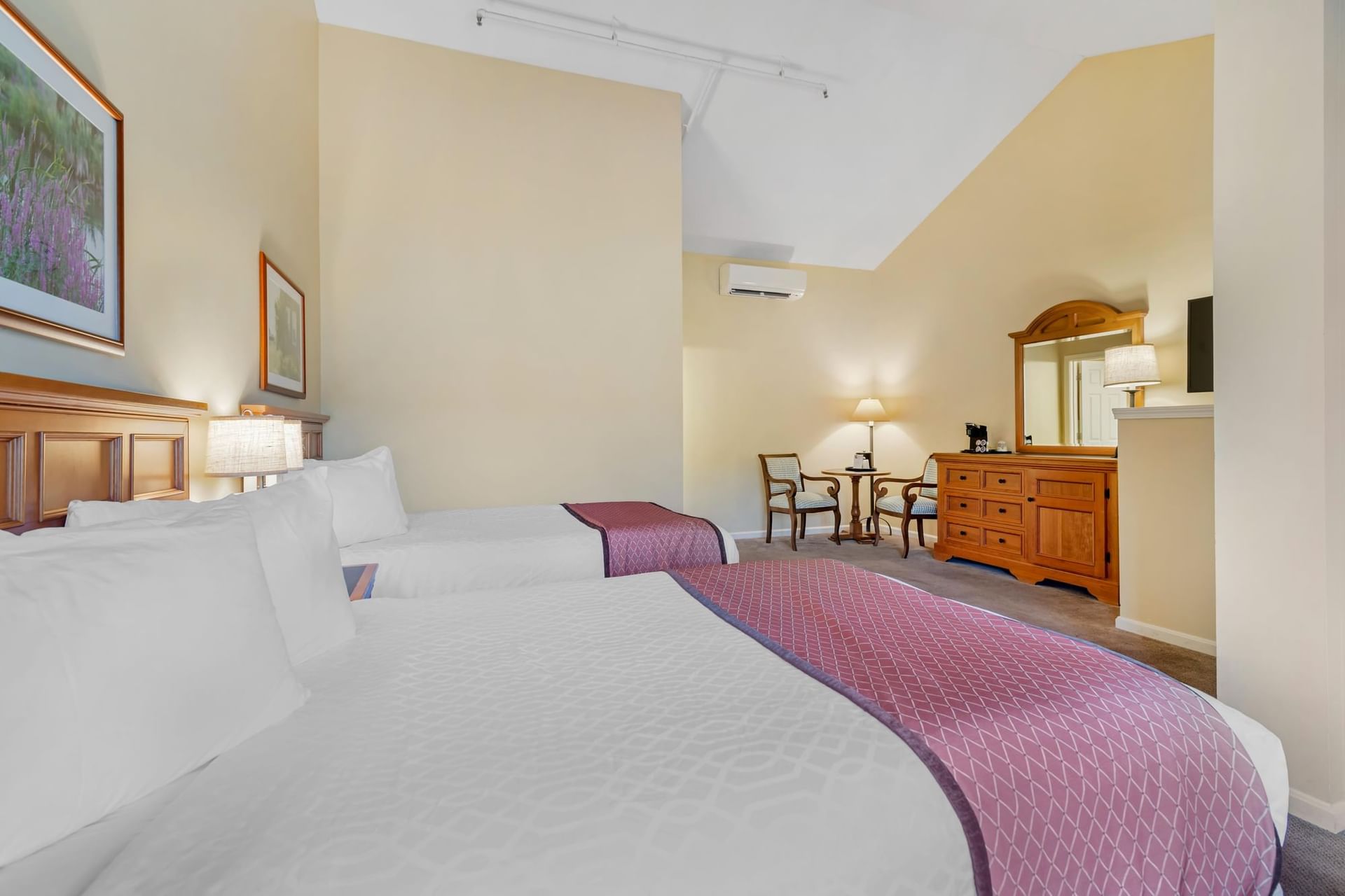 Hotel Rooms & Suites near Marginal Way | The Meadowmere Resort