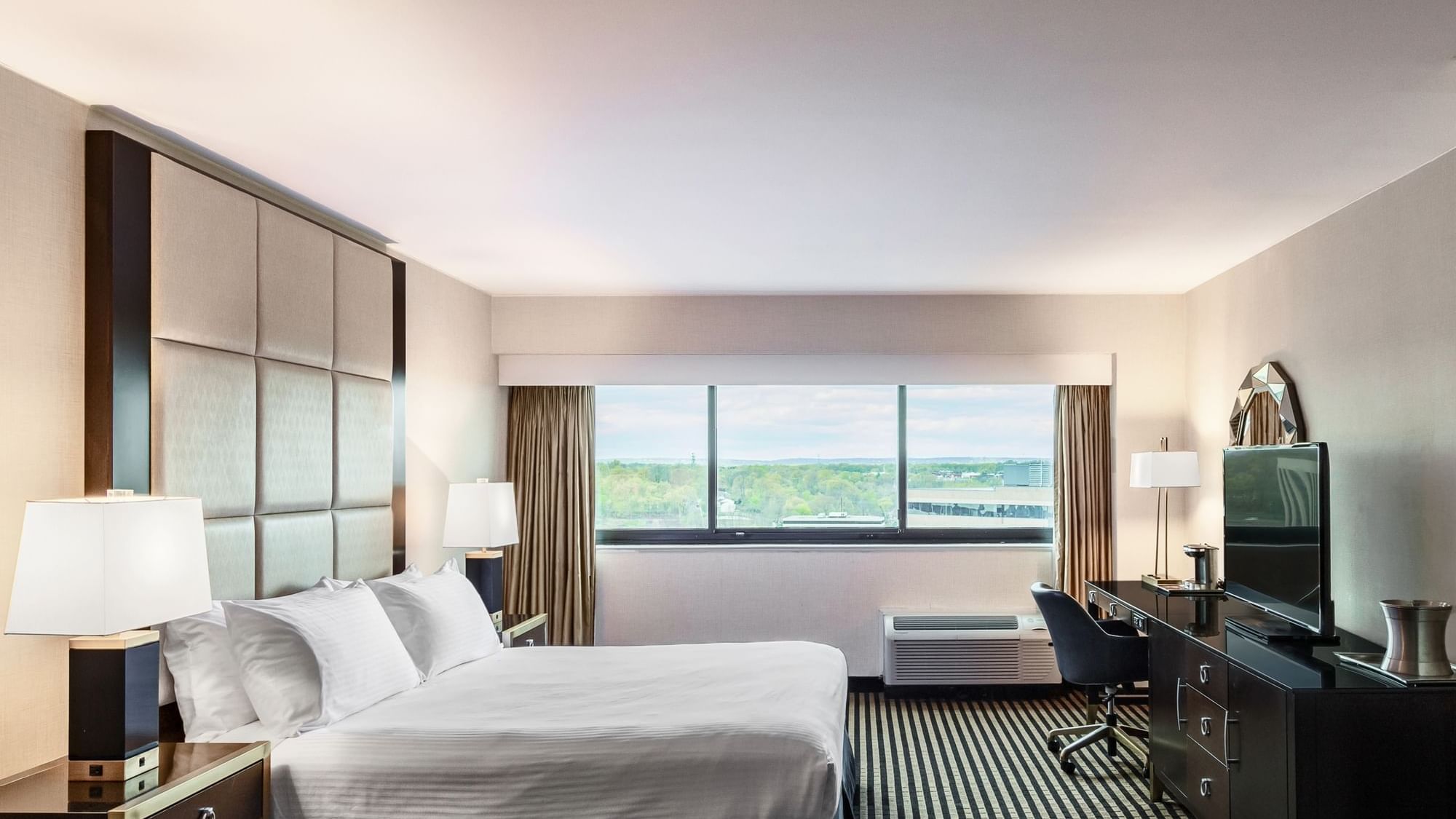 King Accessible Room with Bathtub | APA Hotel Woodbridge