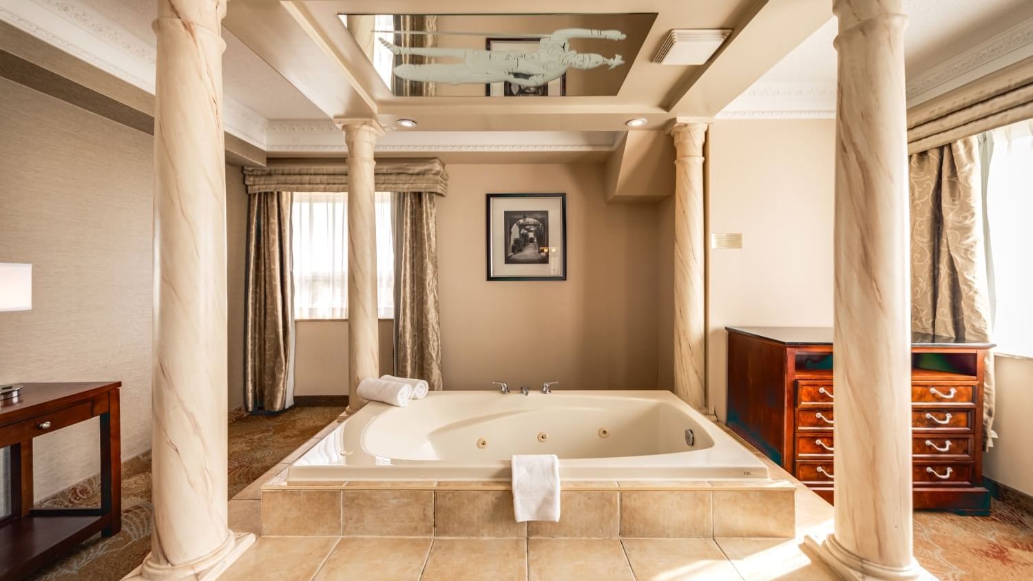 Deluxe King Jacuzzi Suite | Monte Carlo Inn & Suites - Downtown Markham