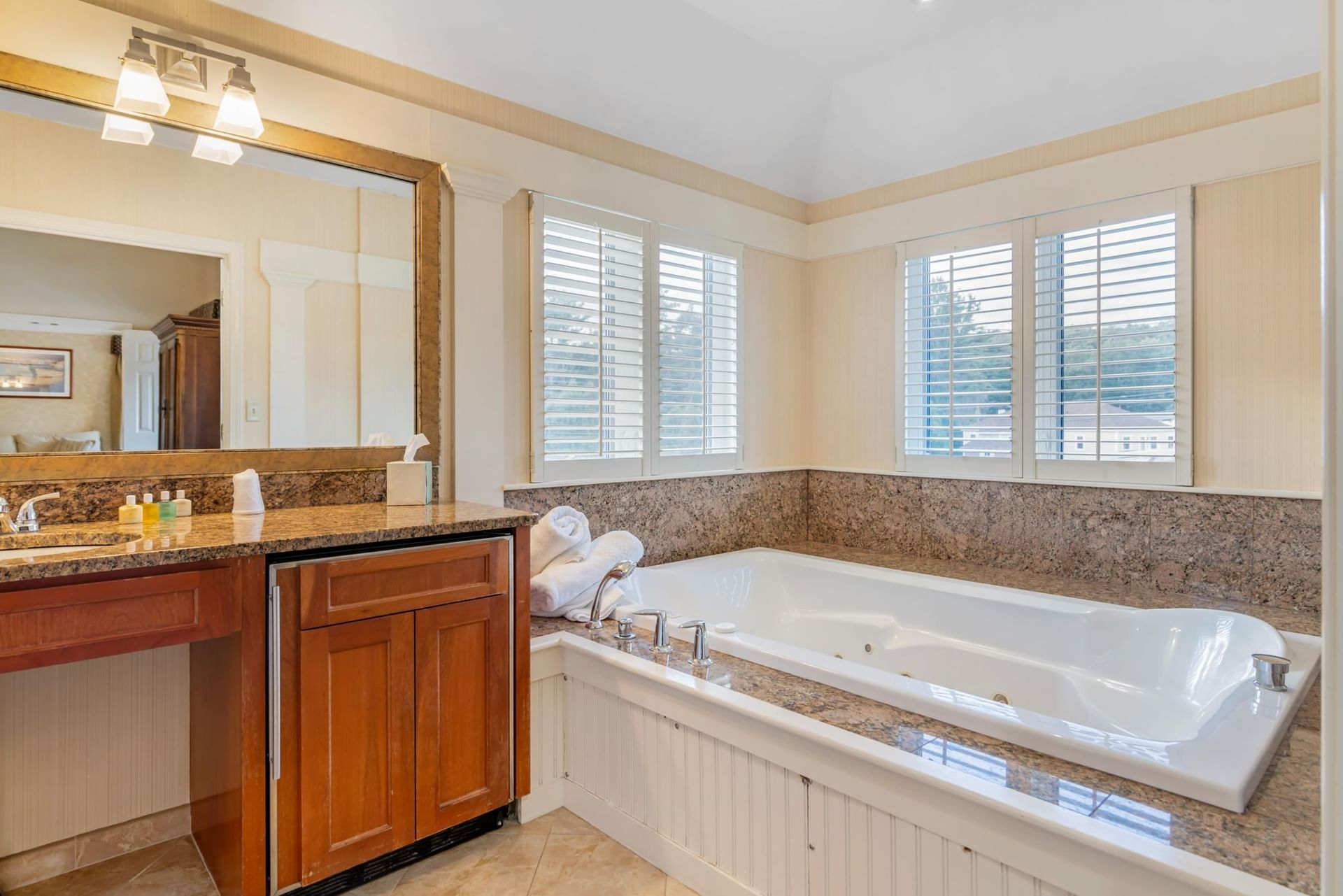 Hotel Rooms & Suites near Marginal Way | The Meadowmere Resort