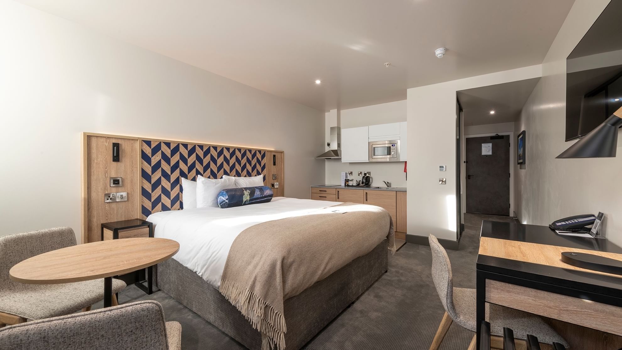 Studio, 1 King Bed, Kitchenette | Sandman Signature Glasgow Hotel