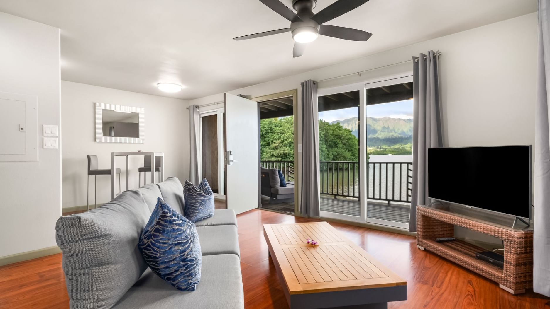 One-Bedroom Waterfront Cottage | Paradise Bay Resort Accommodation