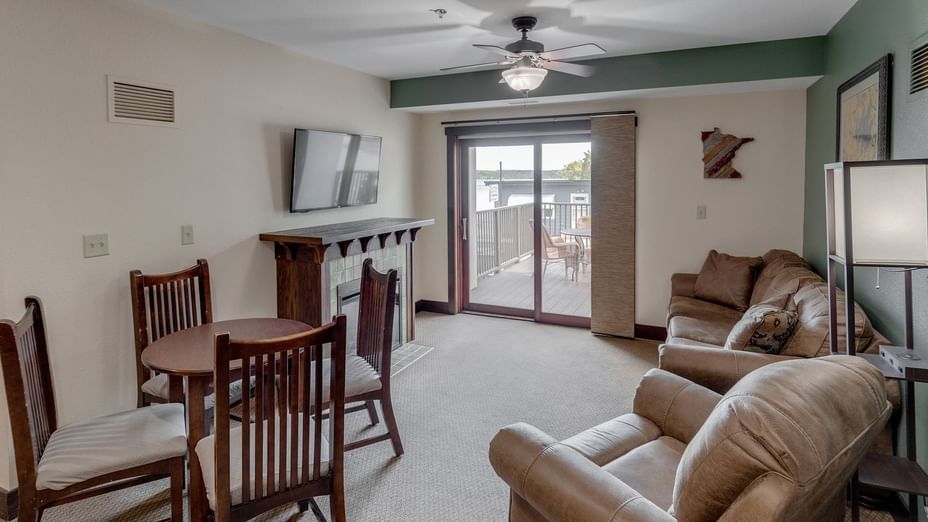 Three Bedroom, 2 Bathroom Classic Villa | Chase On The Lake Accommodation