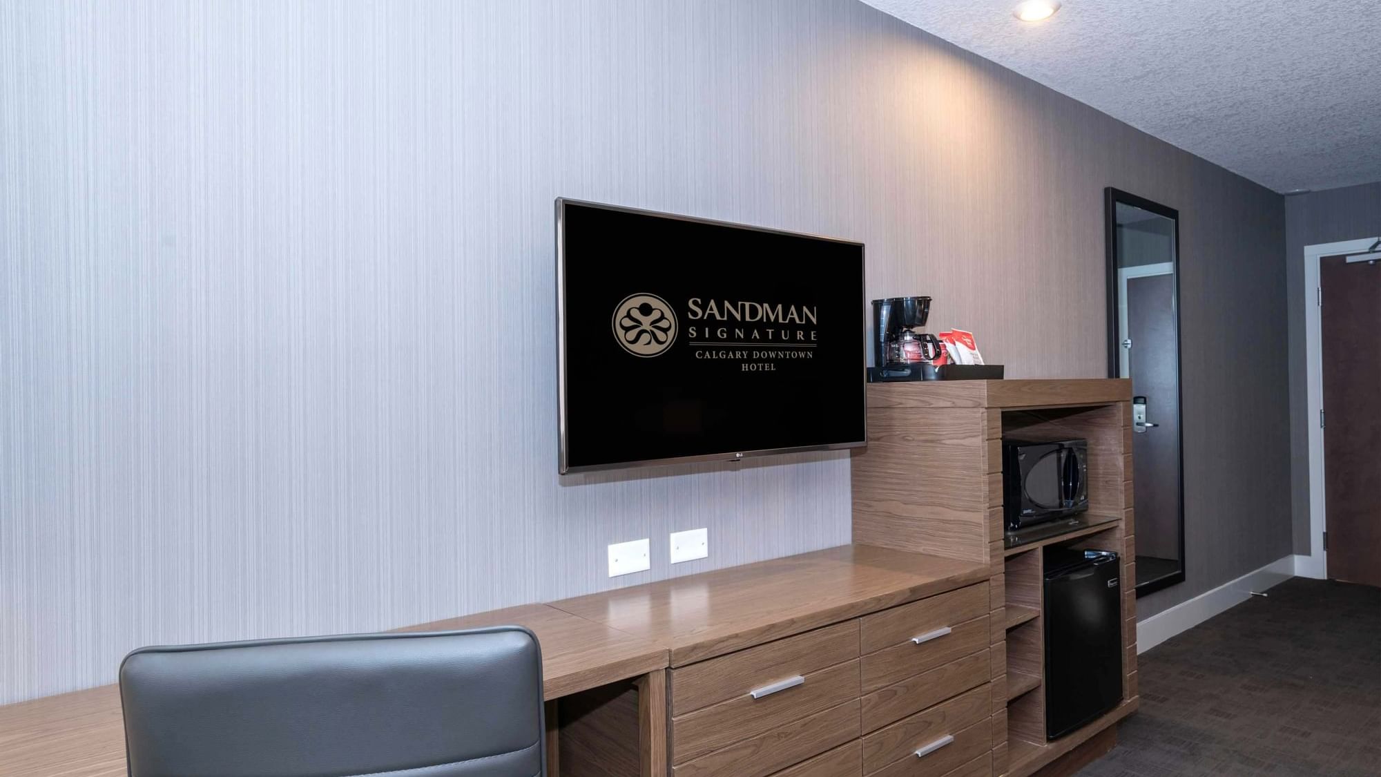 Standard Room, 1 King Bed, Sofa Bed | Sandman Signature Calgary Downtown