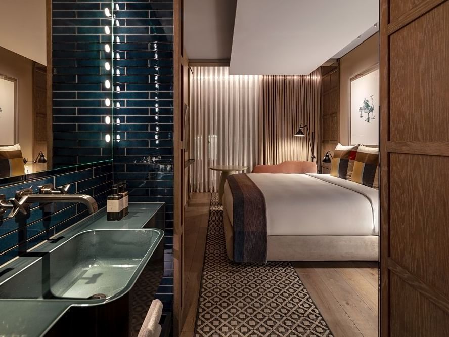 The Londoner | Rooms & Suites | King Room