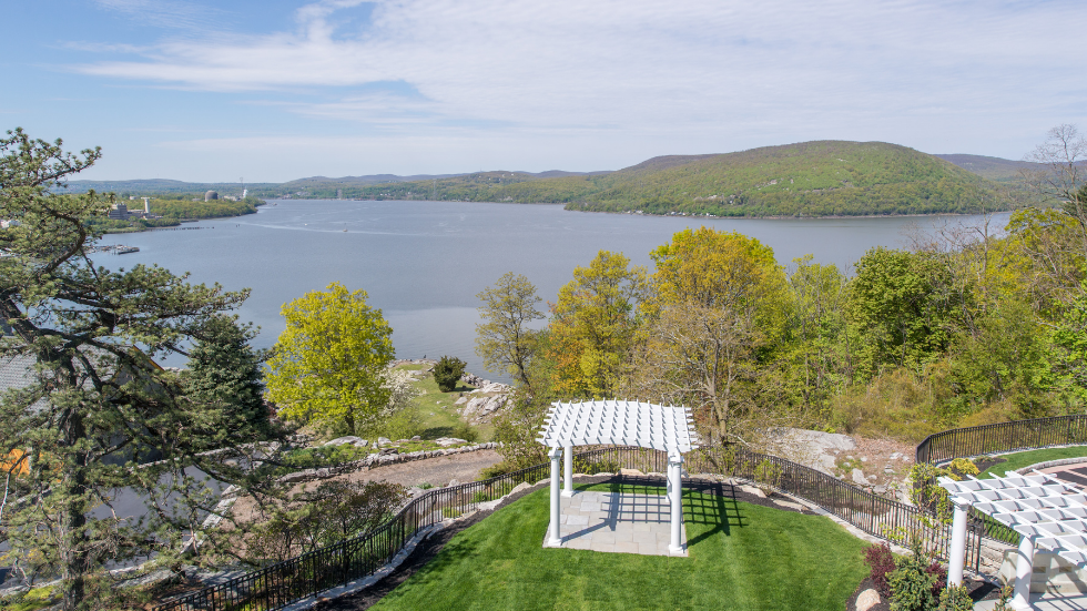 Premier River View King - Abbey Inn Rooms & Suites